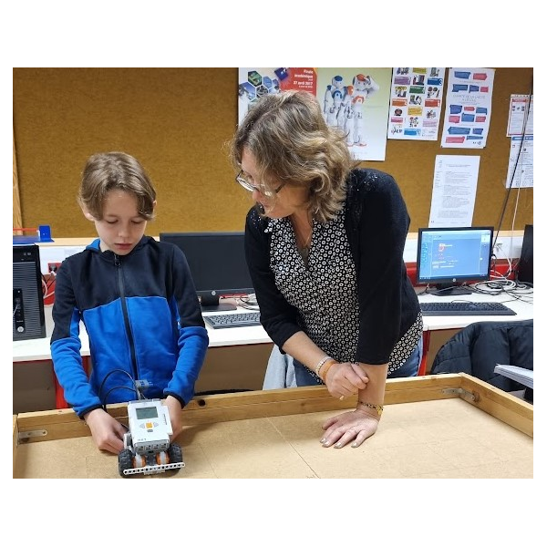 La 6ème2 s’exerce à la robotique en technologie - Collège Max Jacob